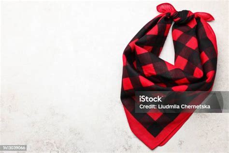 흰색 테이블에 묶인 빨간색 체크 무늬 반다나 상단보기 텍스트를 위한 공간 0명에 대한 스톡 사진 및 기타 이미지 0명 개인 장식품 걸레 Istock