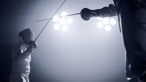 두 명의 전문 펜싱 선수가 장엄한 파란색 무대 조명과 연기 효과로 전투에서 서로 결투하는 검을 포지합니다 로우 앵글 뷰 18 19세에 대한 스톡 사진 및 기타 이미지