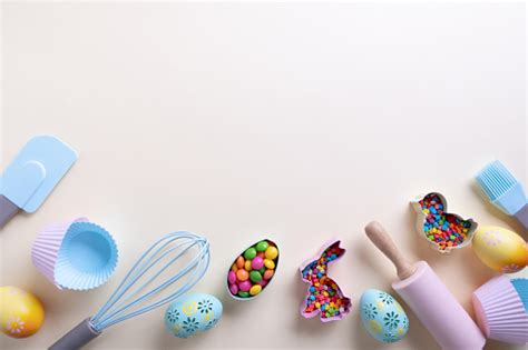 베이킹 및 요리 개념 쿠키 커터 거품기 롤러 핀 및 과자를 만들기위한 주방 베이킹 도구 휴일 베이킹 스틸 라이프의 상단보기 달콤한 조리법 요리 책 가정 주방에 대한 스톡