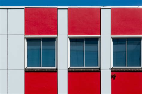 집 밖의 건물 건물 외관 건물 외장 건설 건축 건축 세부 구조 그리드 기하학적 깨끗한 라인 니콘 다채로운 외관 대칭 도시 도시 경관 도시