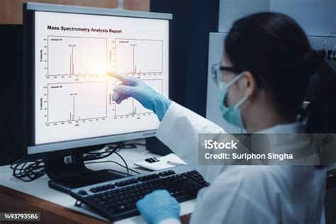 Ilmuwan Wanita Menunjukkan Kromatogram Hasil Analisis Spektrometri