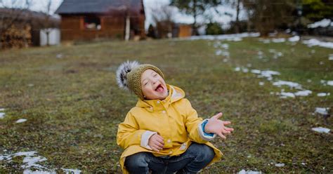 다운 증후군을 앓고있는 행복한 어린 소년이 정원에서 재미있게 놀고 있습니다 사진 Unsplash의 비활성화 이미지