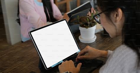 매력적인 사업가의 자른 샷은 회의실에서 흰색 화면이 있는 컴퓨터 태블릿에서 작업하고 있습니다 사진 Unsplash의 태국 이미지