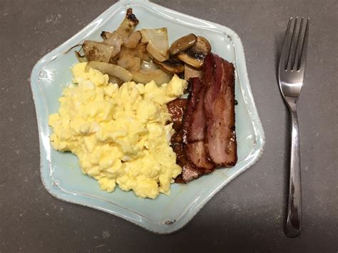 임당맘의 고군분투 식사일기 1017 아침 스크램블 베이컨 양파 버섯 호밀빵