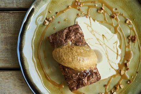 퐁 당 초콜릿 용암 케이크 커스터드와 피스타치오 아이스크림 0명에 대한 스톡 사진 및 기타 이미지 0명 가루로 빻은 갈색