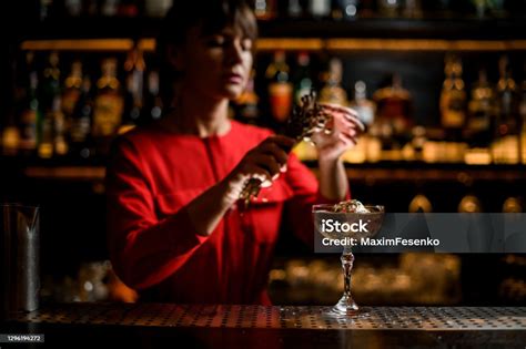 바 카운터에 얼음 큐브 스탠드와 알코올 음료의 아름다운 크리스탈 유리 가득 찬에 대한 스톡 사진 및 기타 이미지 가득 찬