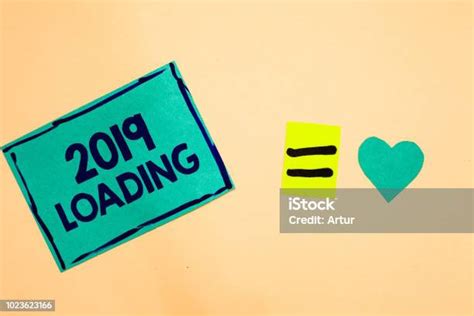 텍스트 기호 2019 로드를 보여주는입니다 미래 이벤트 터키석 조각 종이 알림 등호 마음 보내는 낭만적인 감정을 예측 내년 광고 개념 사진 2019년에 대한 스톡 사진 및