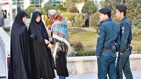 فرارو پیامک‌های هشدار علیه کشف حجاب از سر گرفته شد؟ کوچ از خیابان به