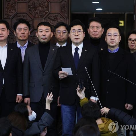 စစ်အုပ်ချုပ်ရေးကြေညာချက်ကြောင့် တောင်ကိုရီးယားသမ္မတ ရာထူးကချက်ချင်း နုတ်ထွက်ရန် အတိုက်အခံပါတီ