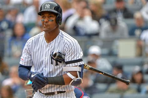 Miguel Andújar Será Evaluado Tras Lesión En La Mano Derecha