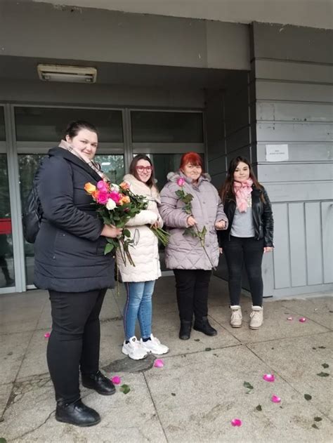 Младежи подариха рози на излизащите от нощна и постъпващите за първа смяна лекарки медицински