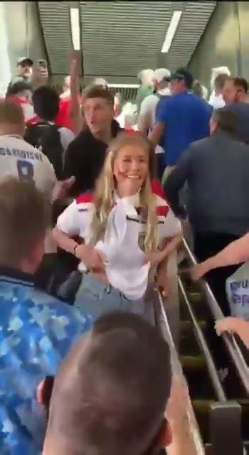 фанатка показала грудь Youtube