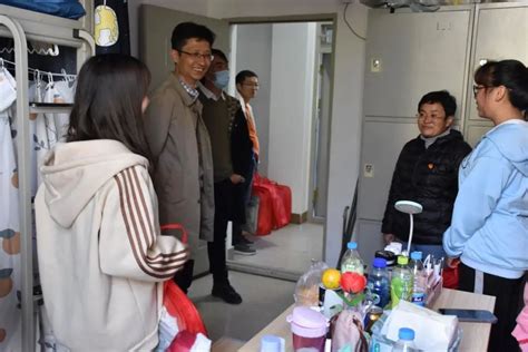 冬日暖阳，助力成长——商务信息学院开展“寒衣补助”活动 商务信息学院