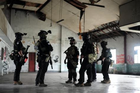 Operatives From Mtf Nu 7 Hammer Down And A Field Agent From Pi 1 City Slickers At An