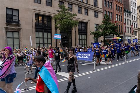 Nyc 프라이드 행진 Lgbtq 평등을 위한 프라이드 깃발과 배너를 들고 행진하는 활기찬 군중 2명에 대한 스톡 사진 및 기타 이미지 Istock