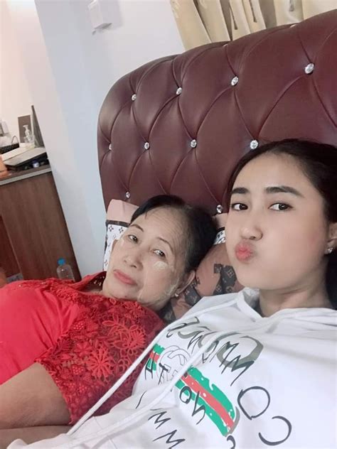 ချစ်မေကြီးရဲ့လက်နှစ်ဖက်လုံးမှာ ရွှေတွေဝင်းဝါနေအောင်ဆင်ပေးထားပြီး အမေများနေ့မှာ ကျေးဇူးဆပ်လိုက