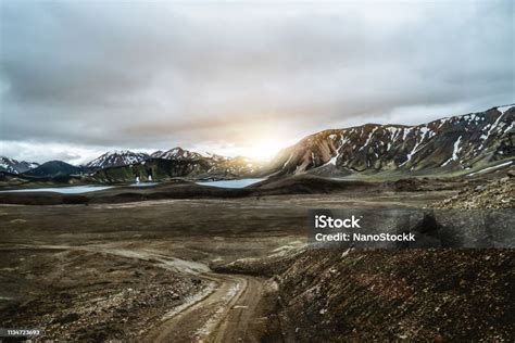 랜드 만날 라우가 르의 풍경 아이슬란드의 하이랜드 북유럽 유럽의 초현실적 인 자연 경관 여름 트레킹 모험과 야외 산책으로 유명한 아름 다운 다채로운 눈 산 지형 0명에 대한