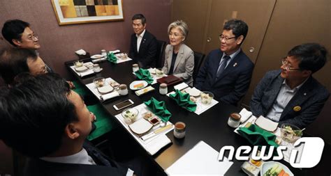 이해찬 대표 마주한 국방외교통일부 장관