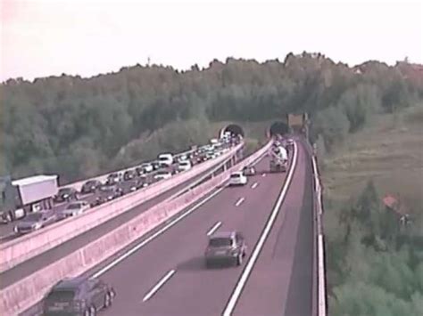 Preberi Si Počilo V Predoru Debeli Hrib Na Dolenjski Avtocesti Proti Ljubljani Zastoji