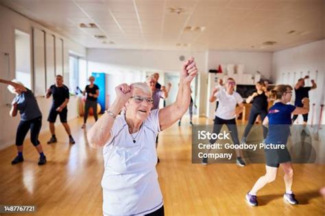 체육관에서 다른 사람들과 함께 수업 중에 운동하는 노인 건강한 생활방식에 대한 스톡 사진 및 기타 이미지 건강한 생활방식 격려 결심 Istock