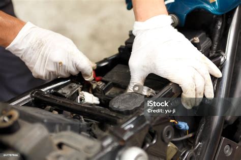 자전거가 게에서 일 하는 일본 남자와 작업을 계속합니다 두발자전거에 대한 스톡 사진 및 기타 이미지 두발자전거 부분의 사람들 Istock