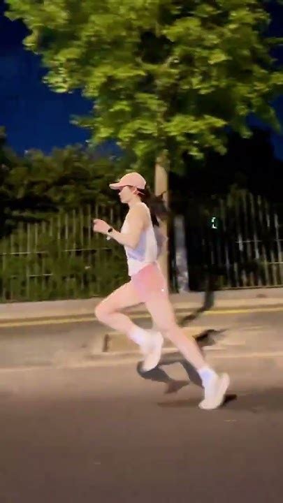 지금 이 순간나는 밤 조깅을 하며 속도를 내고 있다바람이 내 귓가에 휘몰아치듯 마치 북소리처럼 나를 응원한다발밑의 거리는 금세 멀어지고한 걸음 한 걸음이 단단하고