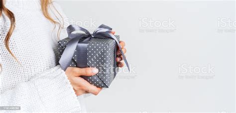 활과 선물 상자를 들고 모직 흰색 스웨터에 여성 크리스마스 축제 레이아웃입니다 새해 모형 겨울에 대한 스톡 사진 및 기타 이미지 Istock