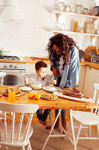 젊은 예쁜 아프리카 계 미국인 어머니 와 작은 귀여운 아들 에 부엌 아침에 준비 아침 식사 라이프 스타일 사람들 개념 2명에 대한 스톡 사진 및 기타 이미지 Istock