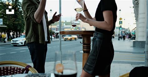 와인 잔을 들고 테이블에 서 있는 남자와 여자 사진 Unsplash의 무료 모스크바 이미지