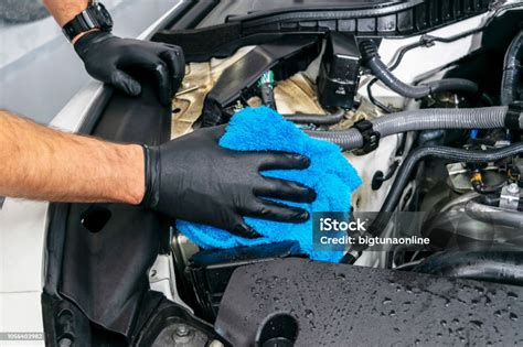 마이크로 화이버 천으로 차를 청소 하는 남자 자동차 적입니다 Valeting 개념입니다 선택적 초점입니다 자동차 적입니다 스폰지와 함께 청소 청소 노동자입니다 마이크로