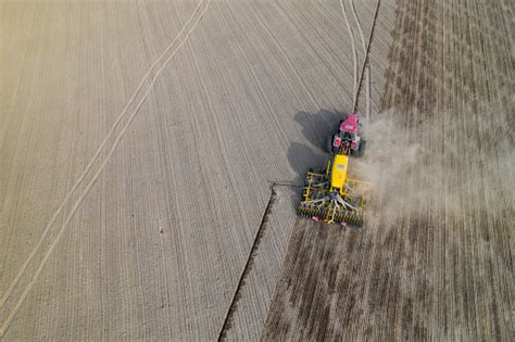 쟁기 밭에 트랙터 상단보기 채소 심기 농림수산분야 트랙터는 필드에 고랑을 만든다 갈색에 대한 스톡 사진 및 기타 이미지 갈색 계절 고랑 농업 Istock