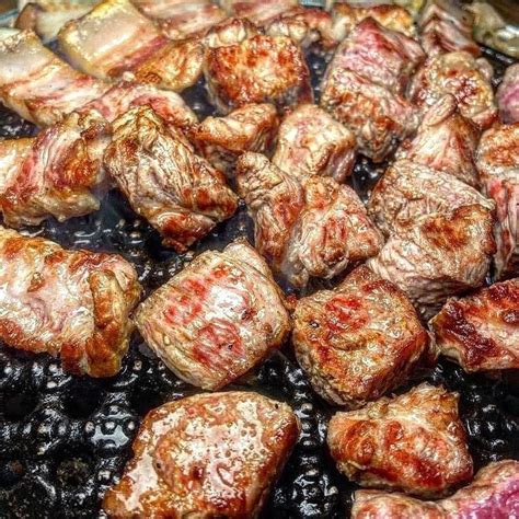 Indonesian Friends 삭상saksang 삭상은 다진 돼지 고기와 때로는 버팔로 고기로 만든 맵지만 풍미