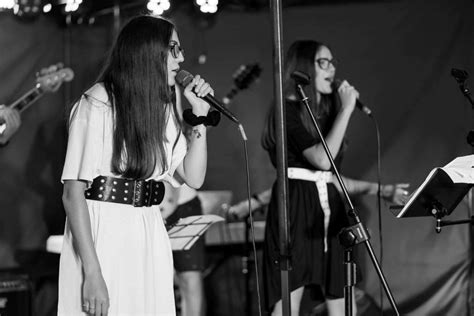 Julie Susie Czyli Julia I Zuzanna Zaborowskie Z Powiatu Ko Cierskiego Podbijaj Rynek Muzyczny