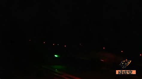 歼15夜间航母起降画面曝光 飞行员戴发光手套