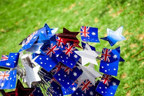 오스트레일리아 의 날 장식 녹색 잔디 배경에 국기와 파란색 빨간색과 흰색 별 퍼스 호주에 대한 스톡 사진 및 기타 이미지 퍼스 호주 0명 1월 Istock