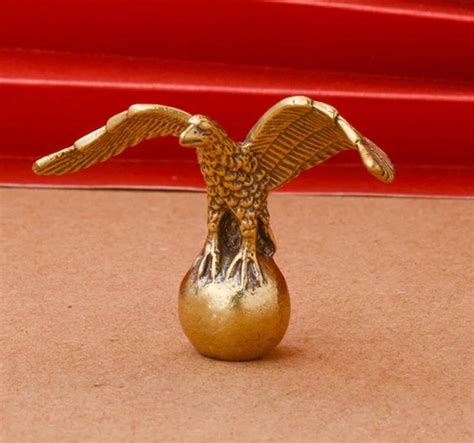Фігурка статуека сувенір хижий птах орел на кулі помахав крилами латунь — ціна 210 грн у