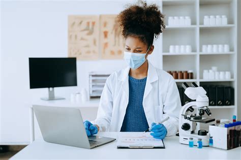 현대 의학 연구소 생화학 샘플을 분석하는 마이크로 피펫을 사용하는 아프리카 여성 과학자 의학을 위한 첨단 과학 화학 실험실 20 24세에 대한 스톡 사진 및 기타 이미지