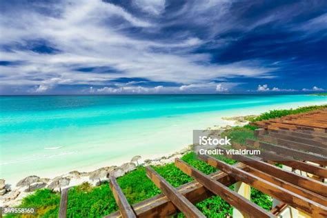 화창한 여름날에 조용한 청록색 부드러운 바다와 열 대 하얀 모래 해변에 지붕 위에서 아름 다운 보기 강렬하고 밝은 색상에 대한 스톡 사진 및 기타 이미지 Istock