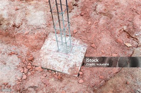 건설 현장에서 건물의 더미 기초 콘크리트 더미의 강철 철근 기초 슬래브 더미 캡 보강 작업 건설 현장에서 기초 구조 작업 0명에 대한 스톡 사진 및 기타 이미지 Istock