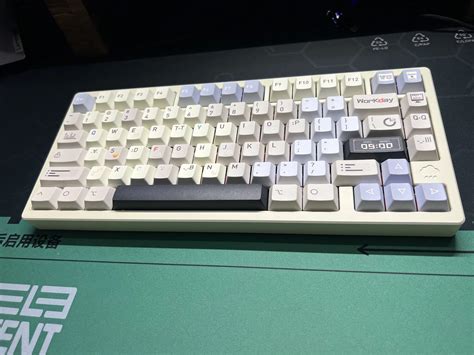 【键帽拍图】workday 工作日键帽 打工人的摸鱼键帽 恩溶代工1 7厚度，185键位大全套 手上实在没什么搭的套件，先拿雨奶白顶一顶（问就是入坑三年键盘都没发货），别说还挺搭的 键帽主题偏