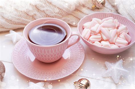 겨울 크리스마스 새해 장식 구성 개념 배경 머그잔 뜨거운 차 한잔 커피 머랭 니트 격자 무늬 크리스마스 조명 크리스마스 분위기 아침 크리스마스 인사말 카드입니다 0명에 대한