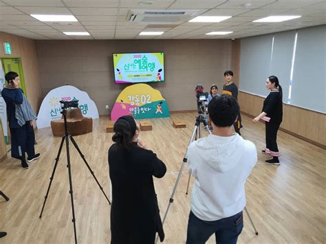 문화예술협동조합 아이야 영상으로 송출하는 공연은 무대 공연과 참 다릅니다 관객과 눈을 맞추던