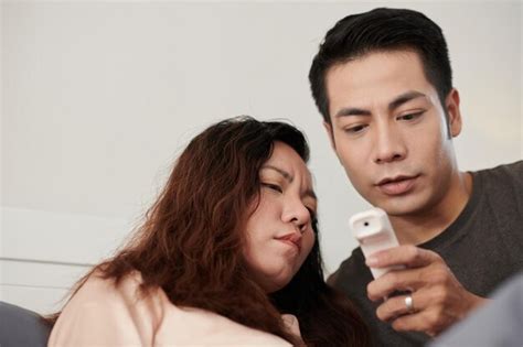 Premium Photo Couple Using Electronic Thermometer