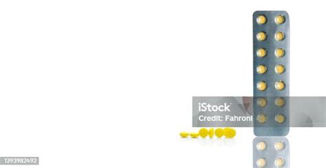 노란색 필름 코팅 정제 알약 물집 팩과 흰색 배경에 둥근 노란색 정제 알약의 그룹 약국 수평 웹 배너 처방약 약국 제품 건강 관리 주제 0명에 대한 스톡 사진 및 기타