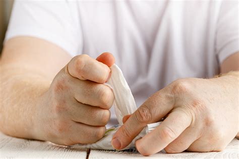 손으로 알코올 닦아 손 소독기를 적용하여 박테리아와 바이러스의 확산을 방지합니다 개인 위생 개념 깨끗한에 대한 스톡 사진 및 기타 이미지 Istock