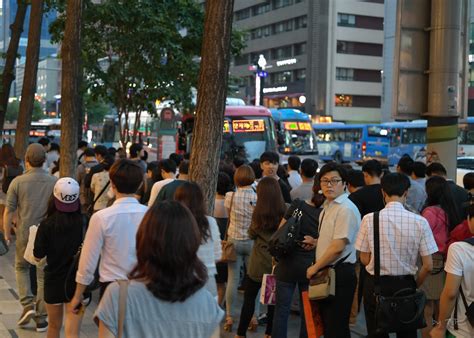 강남대로 시외 광역버스를 기다리는 사람들 Samsung Csc Tfurban Flickr