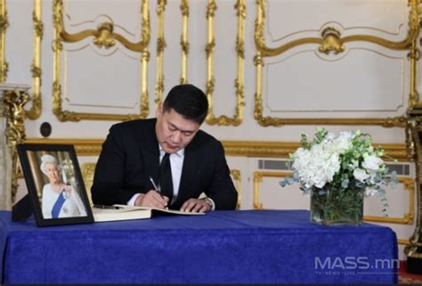 Хатан хаан Ii Элизабетийн шарилд хүндэтгэл үзүүлж Монгол Улсын нэрийн өмнөөс эмгэнэл илэрхийллээ