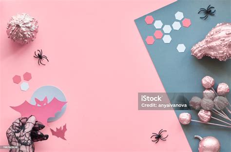 빨간색 보름달 검은 거미와 종이 육각형 위에 박쥐와 분홍색과 회색 분할 종이 배경에 상단보기 창조적 인 종이 공예 할로윈 플랫 은 복사 공간 누워 박쥐를 들고 메쉬 장갑에