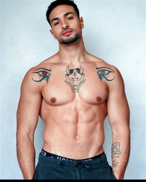 Zanger Miguel Shirtless