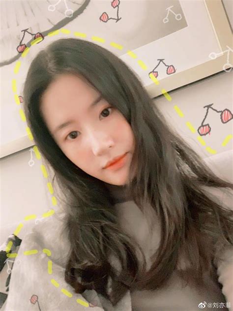刘亦菲晒敷面膜自拍照 长发披肩状态不错 娱乐频道 中国青年网